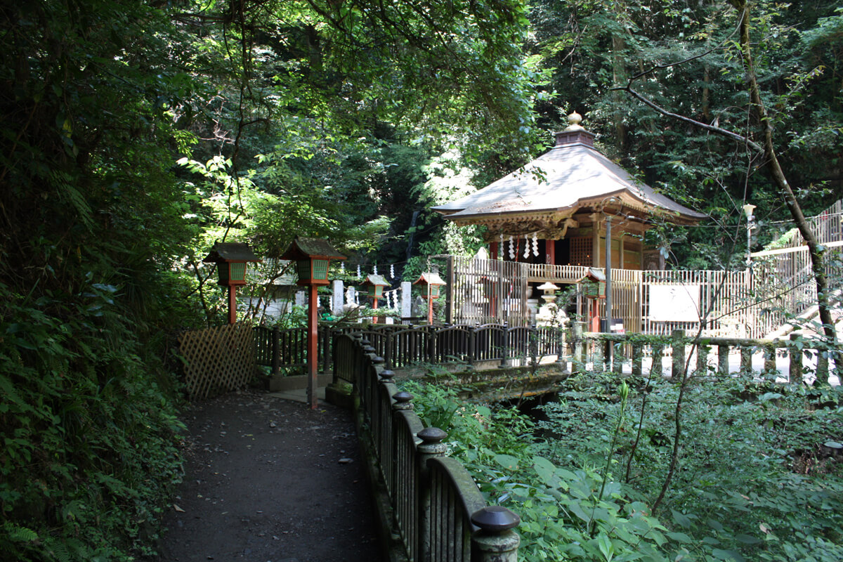Biwa-taki Waterfall - A water dojo that cleanses the mind and body on ...